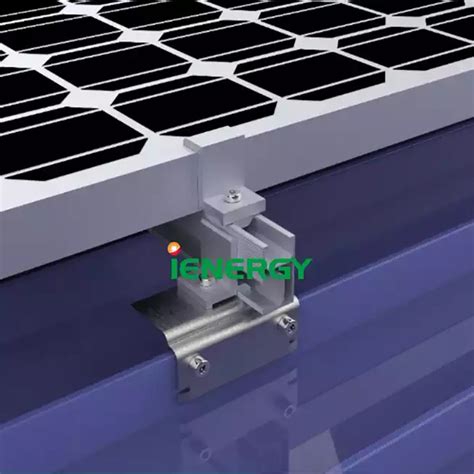 Badu Bg Слънчев фотоволтаичен проект монтиран в скоби за монтаж на покрив от метална ламарина