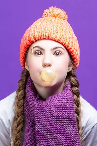 보라색 매끄러운 배경에 대한 얼굴 앞에서 껌 거품을 츄잉 껌 거품 포즈 산호 니트 계절 모자에 재미 윈섬 소녀 14 15 살에 대한 스톡 사진 및 기타 이미지 Istock