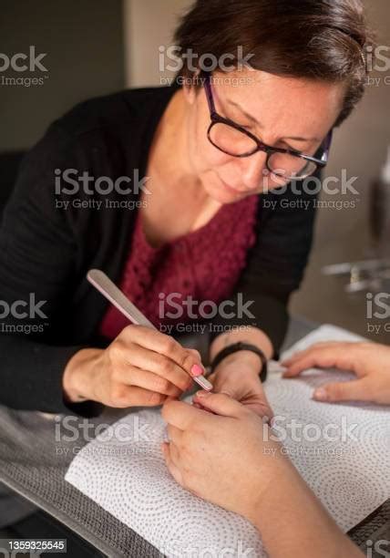 미용실에서 매니큐어 를 하는 동안 고객의 손톱을 제출하는 미용사 2명에 대한 스톡 사진 및 기타 이미지 2명 30 34세 40 44세 Istock