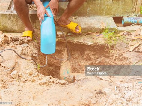 길가 및 배관공 작업 수리에서 물 운동으로 구멍에 깨진 파이프 연관공에 대한 스톡 사진 및 기타 이미지 연관공 진흙 개선 Istock