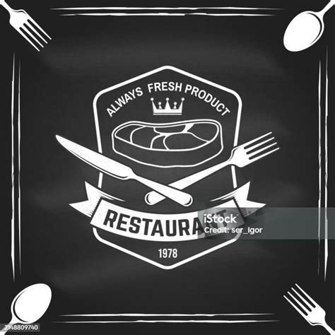 레스토랑 상점 칠판에 메뉴 벡터 일러스트 레이 션 로고타입 라벨 스테이크 포크 나이프가 있는 배지를 위한 빈티지 그래픽 디자인