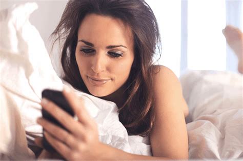 Survei 20 Pengguna Smartphone Di Amerika Menggunakan Smarphone Saat Sedang Bercinta