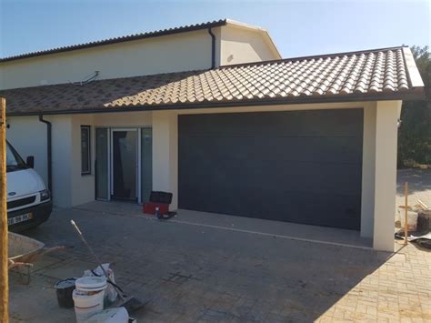 Foto Montagem De Porta De Garagem De Remodelações Almeida 268460 Habitissimo