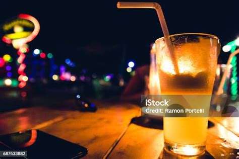 노란 음료 칵테일 절반 스리랑카에서 해변에 야외 바에서 테이블에 완료 레몬에 대한 스톡 사진 및 기타 이미지 레몬 빛