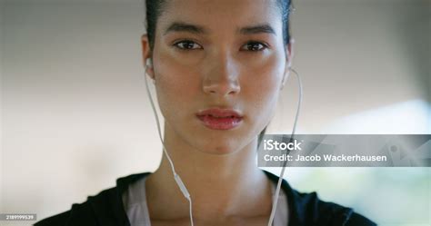 초상화 여성 이어폰 음악 감상 자부심 팟캐스트의 도시에서 피트니스를 즐깁니다 소녀 헤드폰 및 스포츠 운동 운동 재생 목록 및 건강의 마라톤 연습 스트리밍 20 24세에 대한