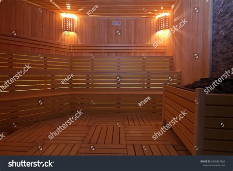 사우나실에 앉으세요 돌 히터가 있는 빈 스톡 사진지금 편집 1908824665