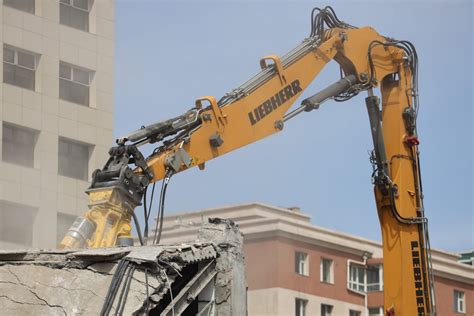 Тусгай зориулалтын экскаватораар “soutlet” дэлгүүрийн барилгыг нурааж