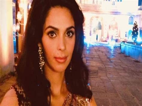 Bigg Boss 13 Mallika Sherawat In Bb House At Weekend Ka Vaar Episode