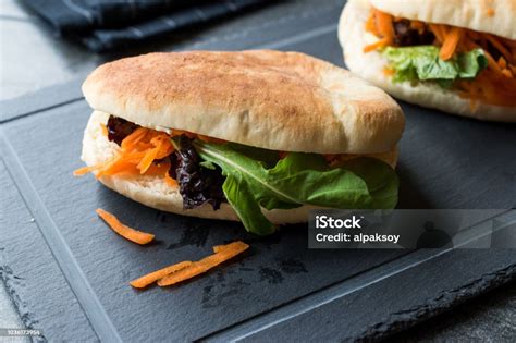 채식 채식 피타 빵 롤빵 샌드위치 대만의 Gua 바오 당근 조각 및 아시아에서 녹색 0명에 대한 스톡 사진 및 기타 이미지 0명 굽기 당근 Istock