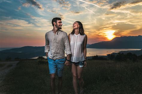 그들 뒤에 자연에서 좋은 시간을가지고 젊은 부부의 초상화는 아름 다운 일몰 Boka 베이 2명에 대한 스톡 사진 및 기타 이미지 2명 남성 남자 Istock