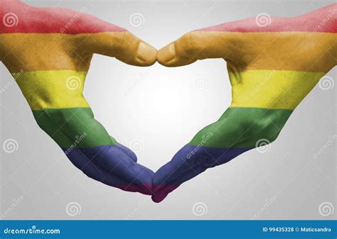Le Mani Dipinte Come Larcobaleno Inbandierano La Formazione Del Cuore
