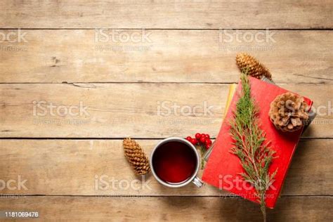 책 차와 콘금속 컵 나무 배경에 크리스마스 트리의 잔가지 가을 겨울 시골 집 겨울 휴가의 발병의 개념 플랫 레이 상단 보기 책에 대한 스톡 사진 및 기타 이미지 Istock