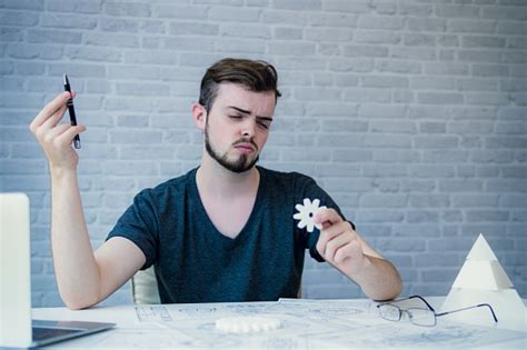 공학 기계 부품 설계에 대 한 청사진에 노력 하는 남자 그는 데 나쁜 두통 스트레스와 개념과 3차원 형태에 대한 스톡 사진 및 기타 이미지 Istock