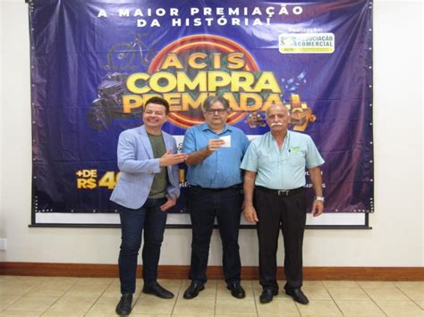 M S Da Fam Lia Acis Contempla Consumidora Com Hospedagem Para O Hot Beach Resort Em Ol Mpia