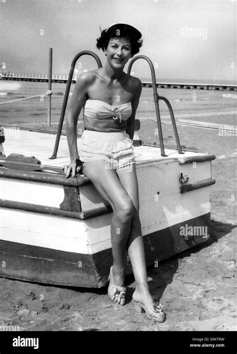 Barbara Billingsley En Maillot De Bain