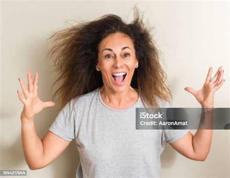 웅크리고 머리 브라질 여자 매우 행복 하 고 흥분 상자 식 축 하 승리 큰 웃음과 비명과 손을 갈색 머리에 대한 스톡 사진 및 기타 이미지 Istock