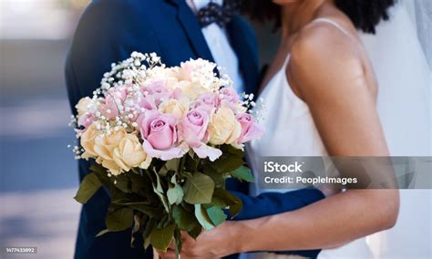 꽃 결혼식 또는 신부와 신랑과의 결혼은 전통이나 축하 의식 후에 야외에서 함께 합니다 꽃다발 피로연 또는 남편과 아내로서 밖에서