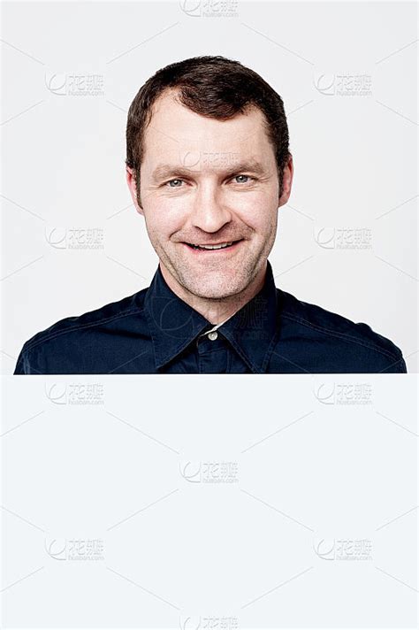 一个聪明的男性模特的肖像