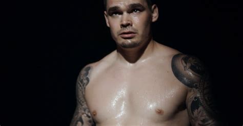 가벼운 강한 권투 권투 선수 권투 장갑 권투 체육관 근육질의 남성 남자 동정 목업 몸매가 좋은 문신을 한