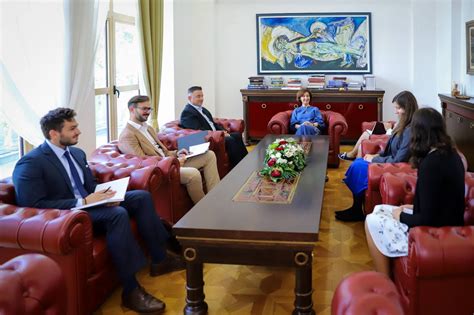 Средба на Сиљановска Давкова со претставници на ОМД и студенти од програмата „Родум од Македонија“