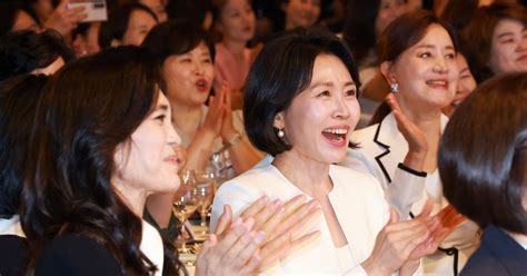 여성기업주간 기념식 김혜경 여사·이부진 사장 맞춘 듯 ‘화이트·블랙 의상