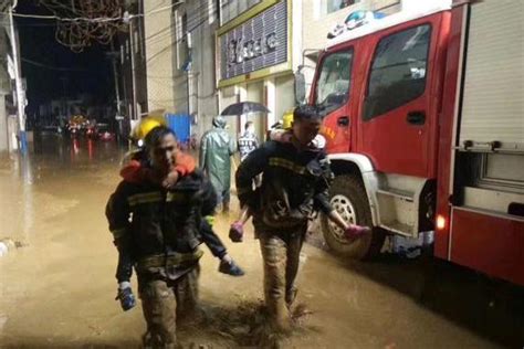 兰州突降暴雨引发山洪居民紧急疏散 路边车辆被冲走