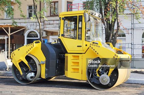 아스팔트 포장에서 새로운 무거운 진동 롤러 압착 기 작동합니다 거리에 대한 스톡 사진 및 기타 이미지 거리 건설 기계류