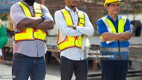 화합과 팀워크 개념 그룹 초상화 전문 기계 엔지니어 팀 건설 건물용 프리캐스트 철근 콘크리트 벽 패널 공장에서 작업 자선 및 구제 사업에 대한 스톡 사진 및 기타 이미지