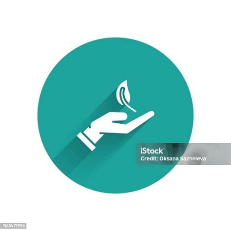 긴 그림자로 고립 된 환경 보호 아이콘의 손에 흰색 새싹 종자 및 묘목 묘목 심기 생태 개념 녹색 원 버튼입니다 벡터