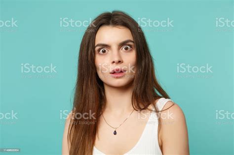 깜짝 놀란 젊은 여자 사진 스튜디오에서 파란색 청록색 벽 배경에 고립 된 카메라를 찾고 가벼운 캐주얼 사람들은 진심으로 감정 라이프 스타일 개념입니다 복사 공간을 모의