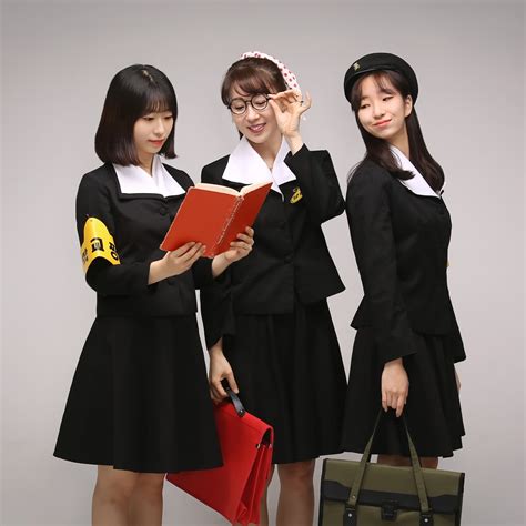 상상스튜디오 추억사진관분당점 우정사진인가요 세자매 같은 세모녀~ 옛날교복을 입은 엄마와딸들~