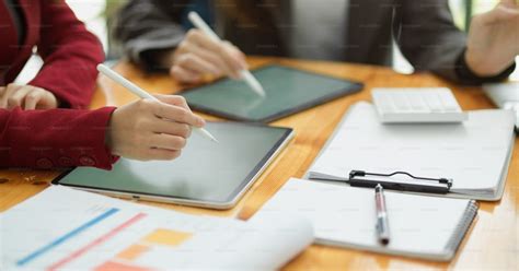 비즈니스 팀 중 두 명이 함께 사업 계획을 브레인 스토밍하고 디지털 태블릿 컴퓨터를 사용하여 데이터를 분석합니다 잘린 이미지 사진 Unsplash의 호의를 베풀다 이미지