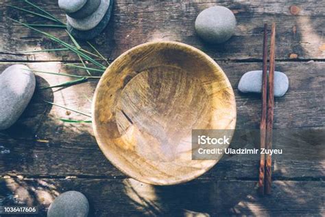 해독 식품 개념 빈 나무 그릇 나무 젓가락 대나무 오래 된 나무 테이블에 돌 각자 제한 하 고 신체의 정화 0명에 대한 스톡 사진 및 기타 이미지 Istock