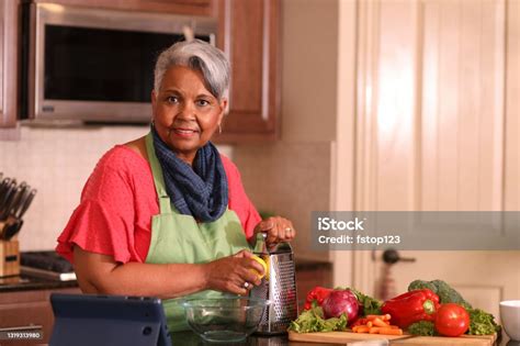 가정 부엌에서 요리 하는 수석 성인 여자 야채 디지털 태블릿 성년 여자에 대한 스톡 사진 및 기타 이미지 성년 여자 인물 사진 60 69세 Istock