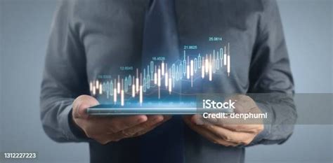 사업가 계획 그래프 성장 증가 차트 긍정적 인 지표의 그의 사업에 손에 태블릿 개념에 대한 스톡 사진 및 기타 이미지 개념 금융 남자 Istock