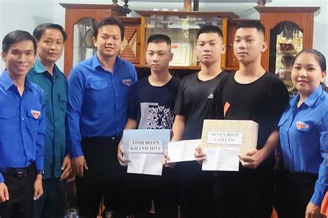 Ba Anh Em Sinh C Ng V O Tr Ng S Quan Kh Ng Qu N