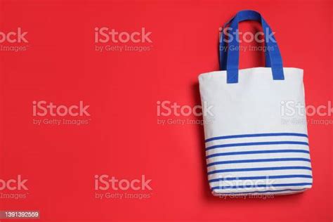 빨간색 배경에 세련된 줄무늬 해변 가방 상단 전망 텍스트를 위한 공간 지갑에 대한 스톡 사진 및 기타 이미지 지갑 밝은 빛 여름 Istock