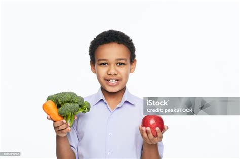 아프리카계 미국인 소년이 채소와 과일을 손에 들고 있다 아이들을위한 건강한 채식 주의 식품 개념 아이에 대한 스톡 사진 및 기타
