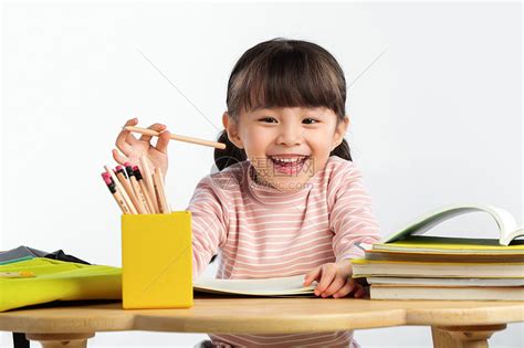 可爱的小女孩写作业高清图片下载 正版图片507621175 摄图网