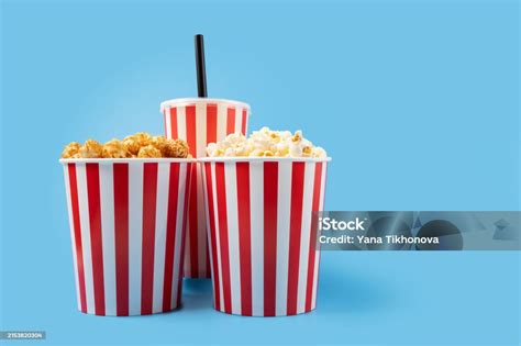 팝콘 상자와 팝콘 양동이 소다 컵 달콤한 영화 치료 캐러멜 코팅 기쁨 영화제 맛 공연에 대한 스톡 사진 및 기타 이미지 공연 귀여운 마실 것 Istock