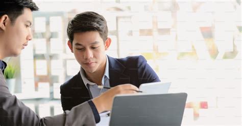 재무 문서 보고서에서 전략 분석을 계획하는 비즈니스 사람들 사무실 개념 사진 Unsplash의 태국 이미지