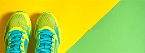 화려한 배경 스포츠 신발의 쌍입니다 노란색과 녹색 파스텔 배경 복사 공간에 스 하 니 새 커 신발을 실행 오버 헤드 샷 평면도 평면 위치 달리기에 대한 스톡 사진 및 기타
