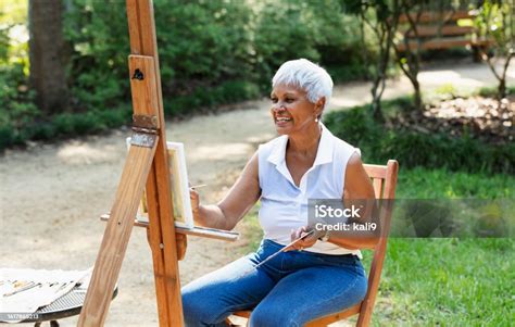 공원에서 캔버스에 그림을 그리는 아프리카계 미국인 여성 70 79세에 대한 스톡 사진 및 기타 이미지 70 79세 건강한