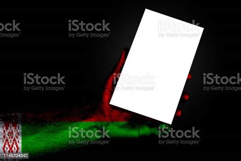 비문에 대 한 공간을 가진 큰 흰색 시트를 들고 그린 국기 벨라루스와 손 모의 업 경제에 대한 스톡 사진 및 기타 이미지 경제 금융 기 Istock