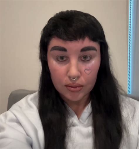 Amanda Bynes Reveals Her New Look As Shes Spotted Taking A Walk In LA With Black Hair Secret