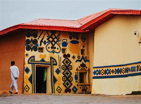 건축 세부 건축 유산 교묘 한 장식 기하학 무늬 나이지리아 다채로운 외관 독특한 아키텍처 독특한 패턴 문화 유산 문화적 디자인 문화적 표현 민족 건축