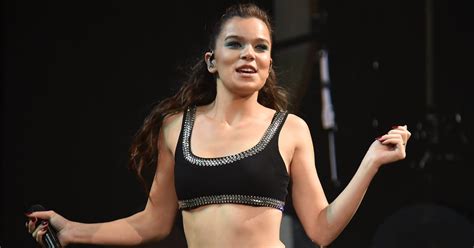 The Secret To Hailee Steinfelds Toned Abs Oh Just 3000 Crunches A