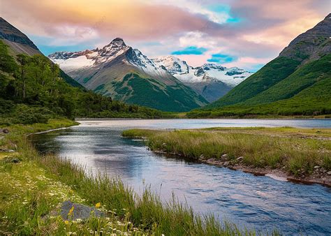 그것은 산과 강이 녹색으로 이루어진 아름다운 풍경입니다 산과 강 녹색 산과 강이 푸르른 아름다운 풍경 풍경 배경 일러스트 및 사진 무료 다운로드 Pngtree