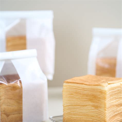 화이트리에 화이트리에 신메뉴 출시 🎉 화이트리에 생식빵의 맛과 부드러움을 그대로 담아낸 신메뉴가 출시됩니다 32겹의 부드럽고 풍미 가득한 꽃잎을 한겹씩 벗겨내는 의미를