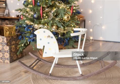 갈색 벽의 배경에 대한 스튜디오에서 크리스마스 트리 새해와 크리스마스 0명에 대한 스톡 사진 및 기타 이미지 0명 12월 거실 Istock